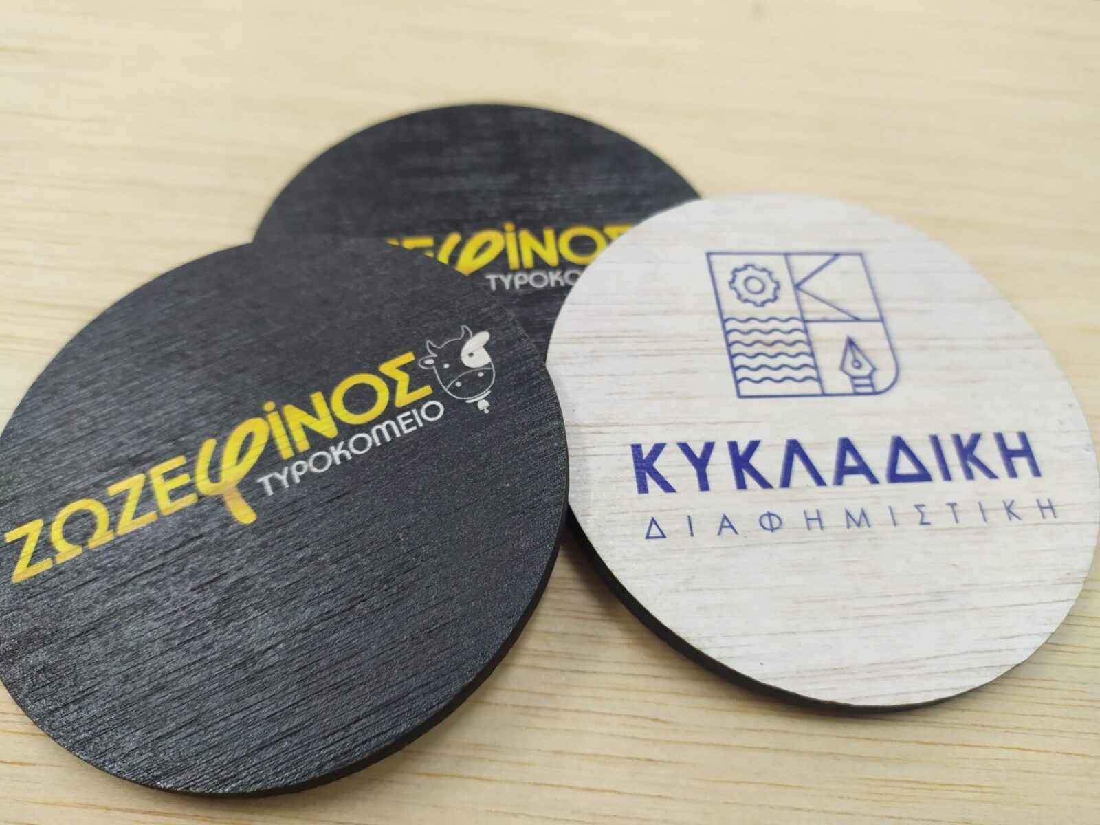 Σουβέρ στρογγυλό δερματίνης με χάραξη. — Κυκλαδική Διαφημιστική